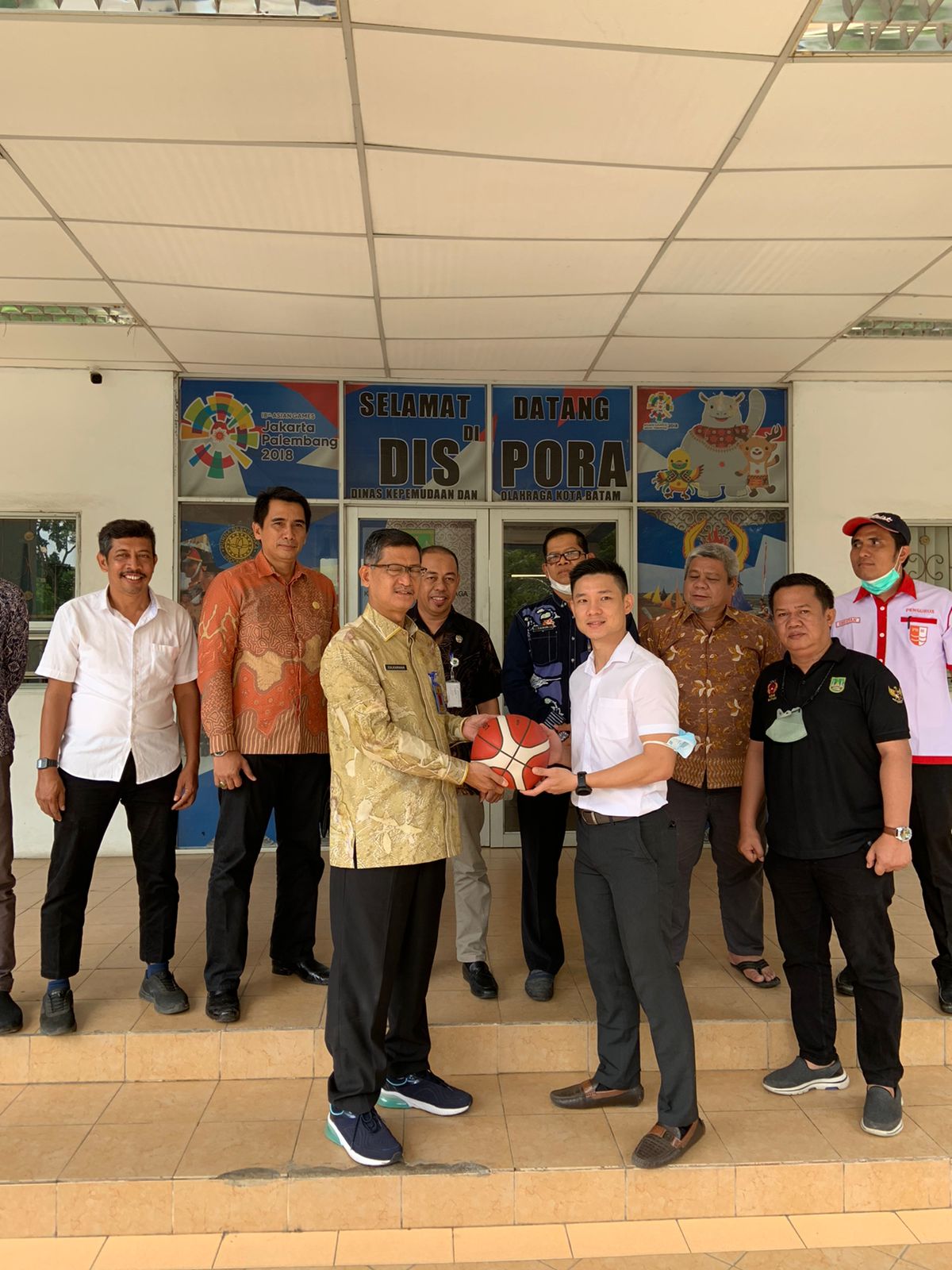 PENYERAHAN ALAT OLAHRAGA KEPADA CABANG OLAHRAGA POPDA VIII KEPRI 2022 ...