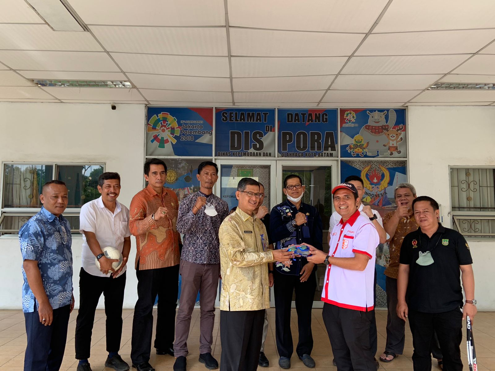 PENYERAHAN ALAT OLAHRAGA KEPADA CABANG OLAHRAGA POPDA VIII KEPRI 2022 ...