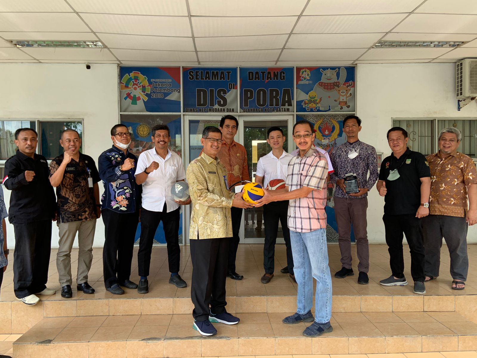 PENYERAHAN ALAT OLAHRAGA KEPADA CABANG OLAHRAGA POPDA VIII KEPRI 2022 ...